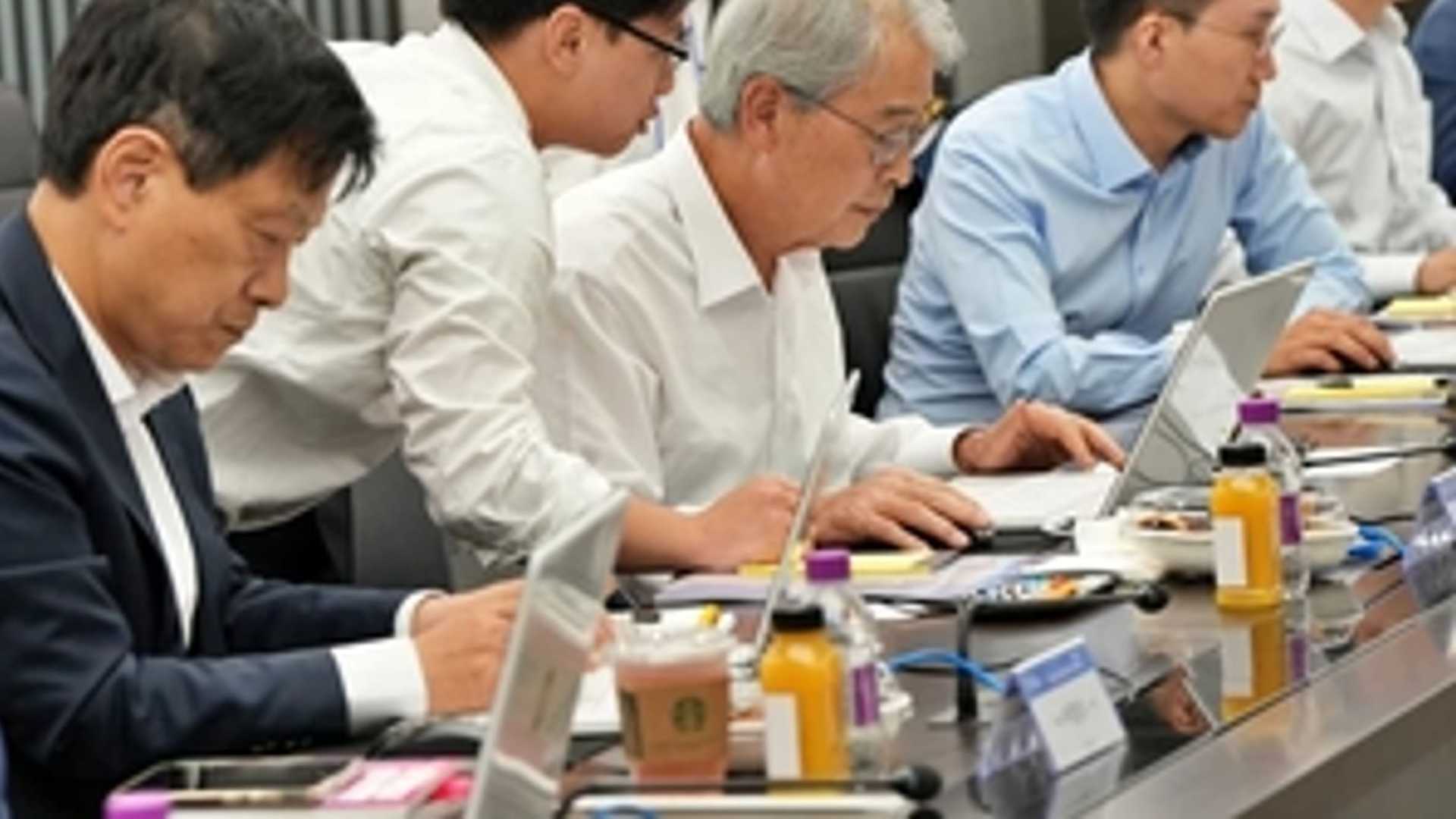 Exploring the Future of AI: Woori Chief's ChatGPT Encounter - Fusion Chat