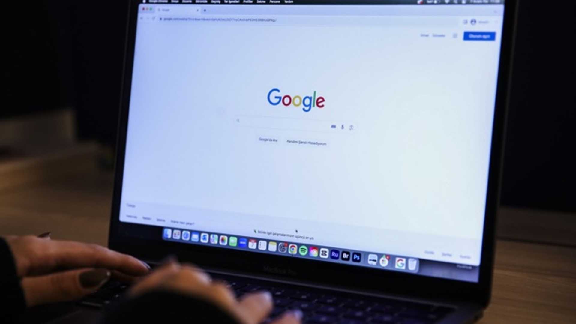 The Quirky Side of Google's AI-Enhanced Search Queries - Fusion Chat