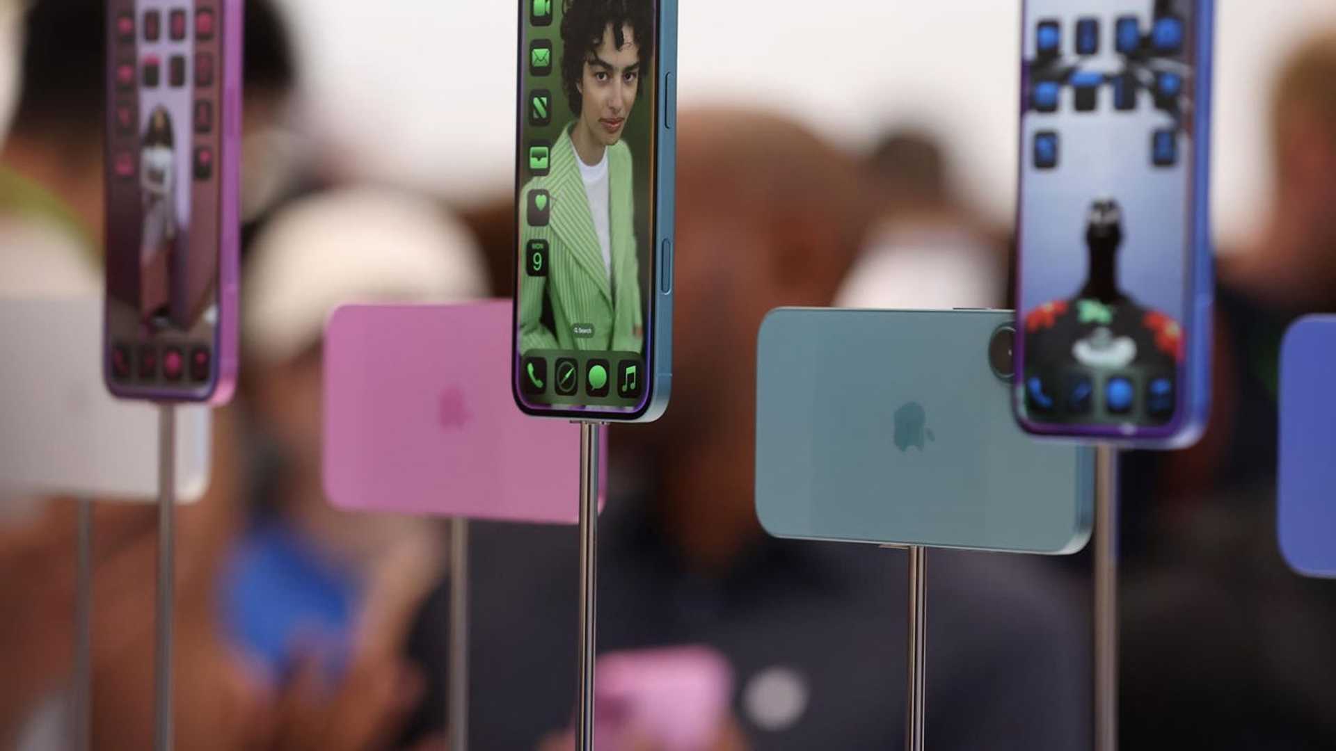 The AI Showdown: Google's Gemini vs Apple's iPhone 17 Pro - Fusion Chat